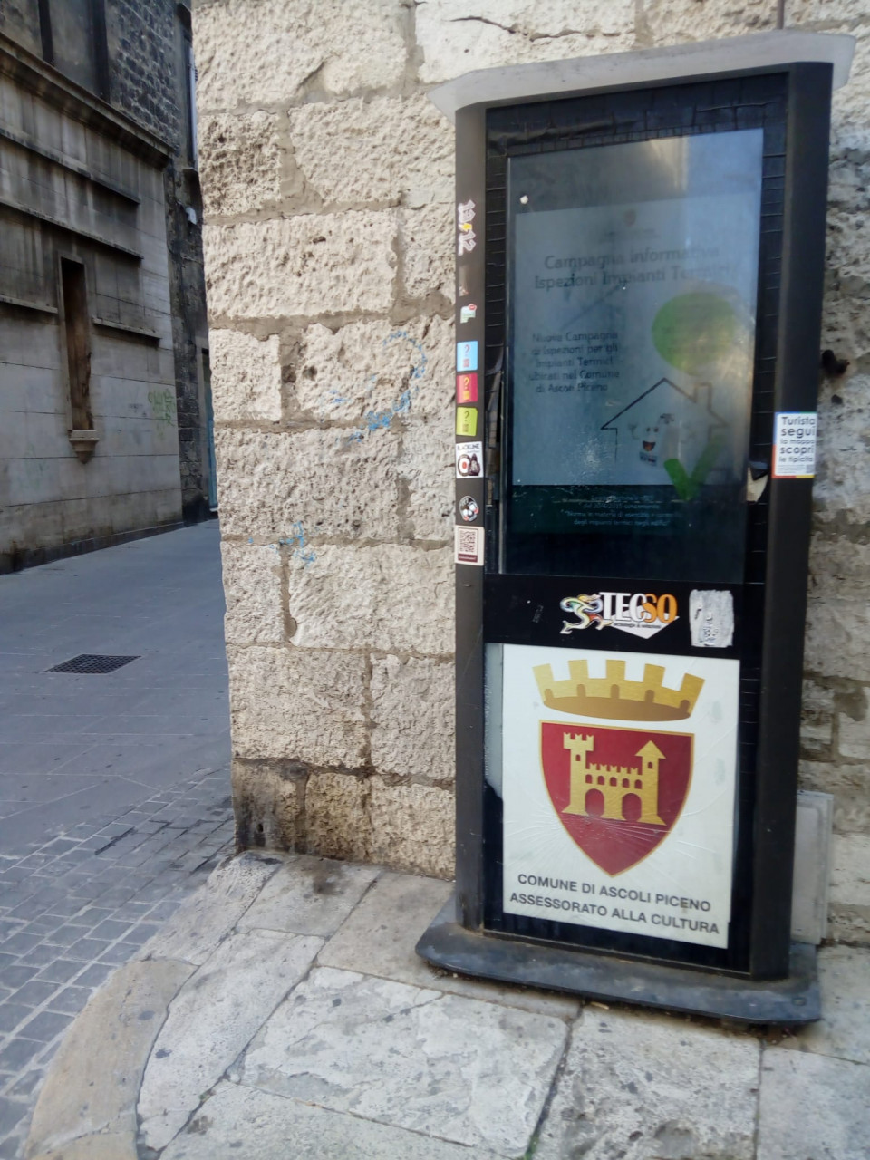 Le bacheche per i turisti? Meglio non guardarle | Cronache Picene