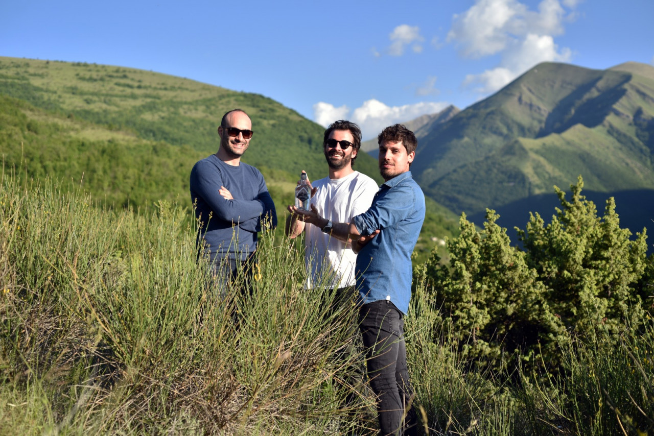 Trasformano l’amore per i Sibillini in distillati e liquori artigianali: una storia di amicizia ...