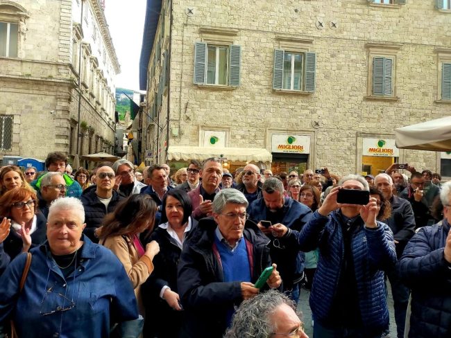 Striscione del 25 aprile, Ricci e il Pd con Lorenza: «Ha dedicato il ...
